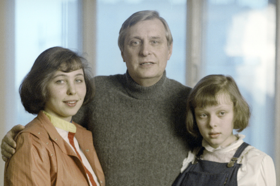 «Манила атмосфера кулис»: дочь Басилашвили о бабушке и родителях